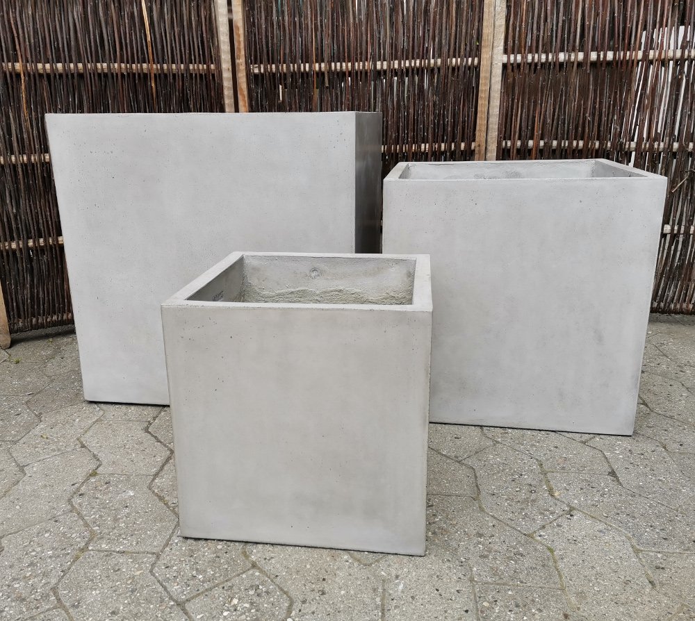 Posito Firkantet grå letbeton krukke. Kubeformede krukker