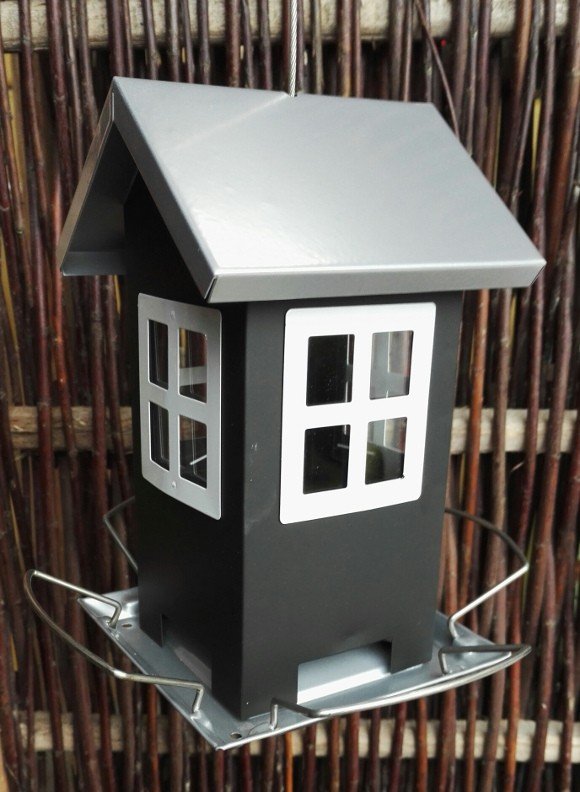 Foderautomat til vildtfuglefoder, Sort hus med hvidt vindue.